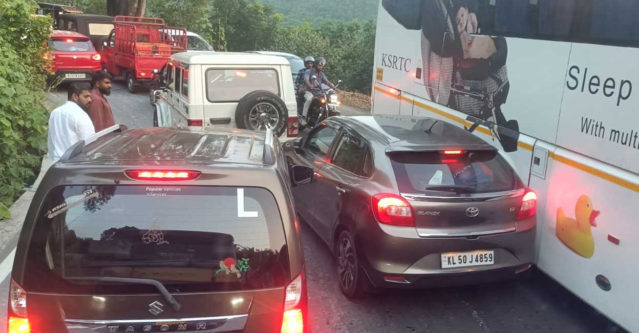 താമരശ്ശേരി ചുരത്തിൽ കുടുങ്ങിയ ടിപ്പർ മാറ്റിയില്ല; ഗതാഗതക്കുരുക്ക് തുടരുന്നു