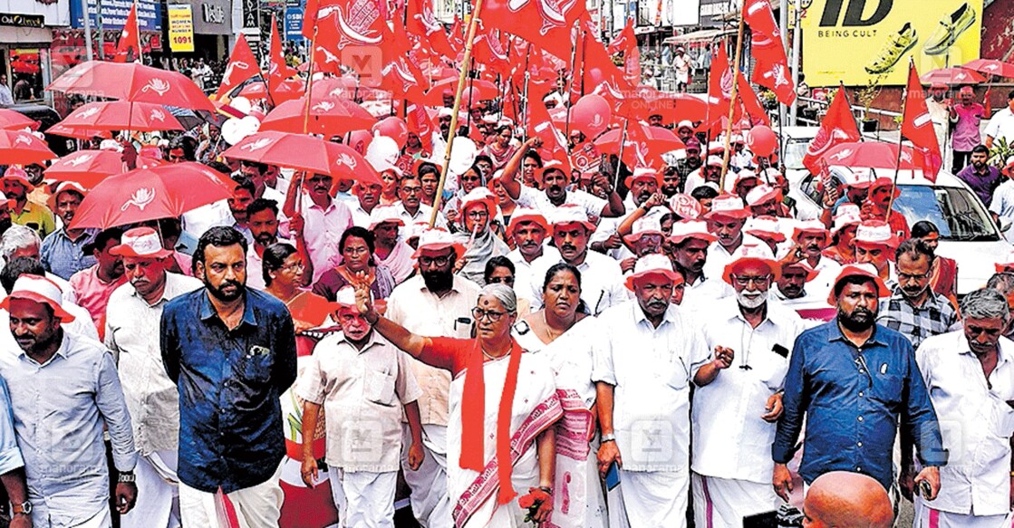 കൽപറ്റയെ ഇളക്കിമറിച്ച് ആനി രാജയുടെ റോഡ് ഷോ