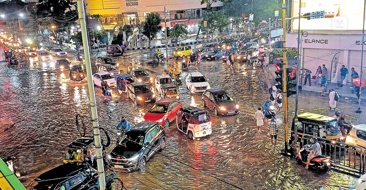 ജില്ലയിൽ പരക്കെ മഴ, ദുരിതക്കെട്ട്; കനത്ത മഴയിൽ പലയിടത്തും വെള്ളം കയറി ...