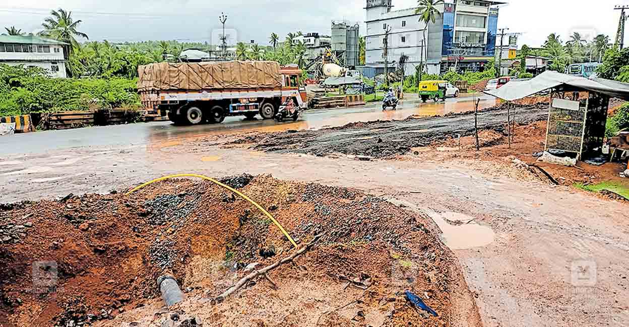 റോഡുകളിൽ കുഴിയും ചെളിയും; കാൽനട യാത്ര പോലും ബുദ്ധിമുട്ടായി