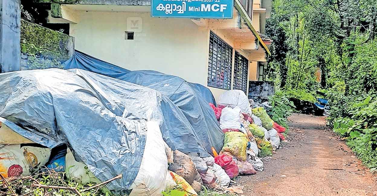 ഈ മാലിന്യം ആരുനീക്കും? ജില്ലയുടെ വിവിധ ഭാഗങ്ങളിൽ മാലിന്യം കൂമ്പാരമായി ...