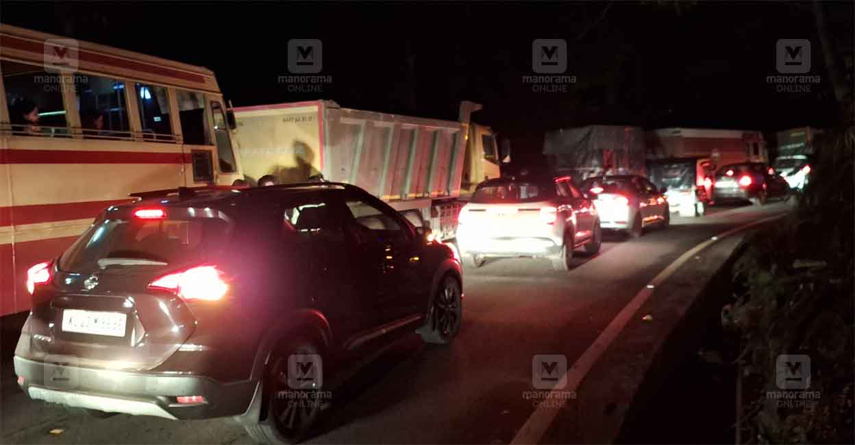 താമരശ്ശേരി ചുരം ഏഴാം വളവിൽ ലോറി മറിഞ്ഞുണ്ടായ ഗതാഗത തടസം നീങ്ങി | lorry ...