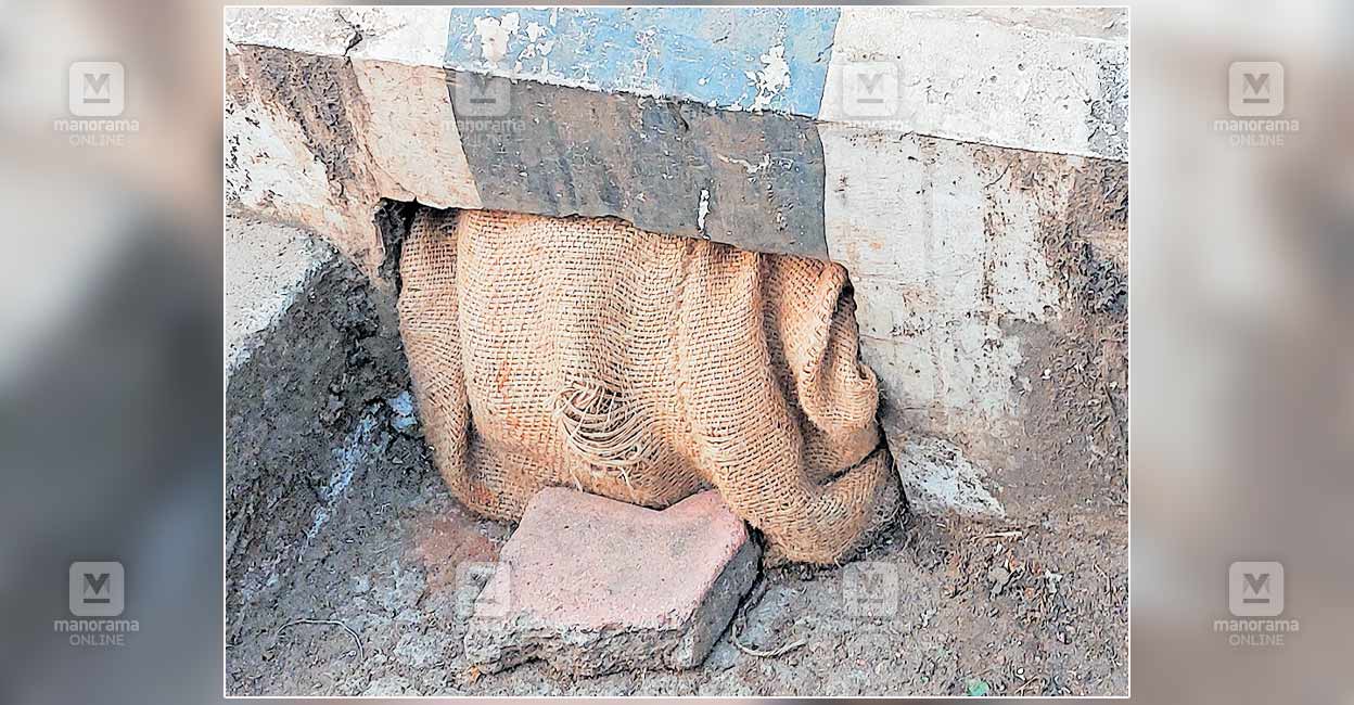 ഓടയിൽ നിന്നു ദുർഗന്ധം; ജനം ദുരിതത്തിൽ | Balussery | drainage issue ...