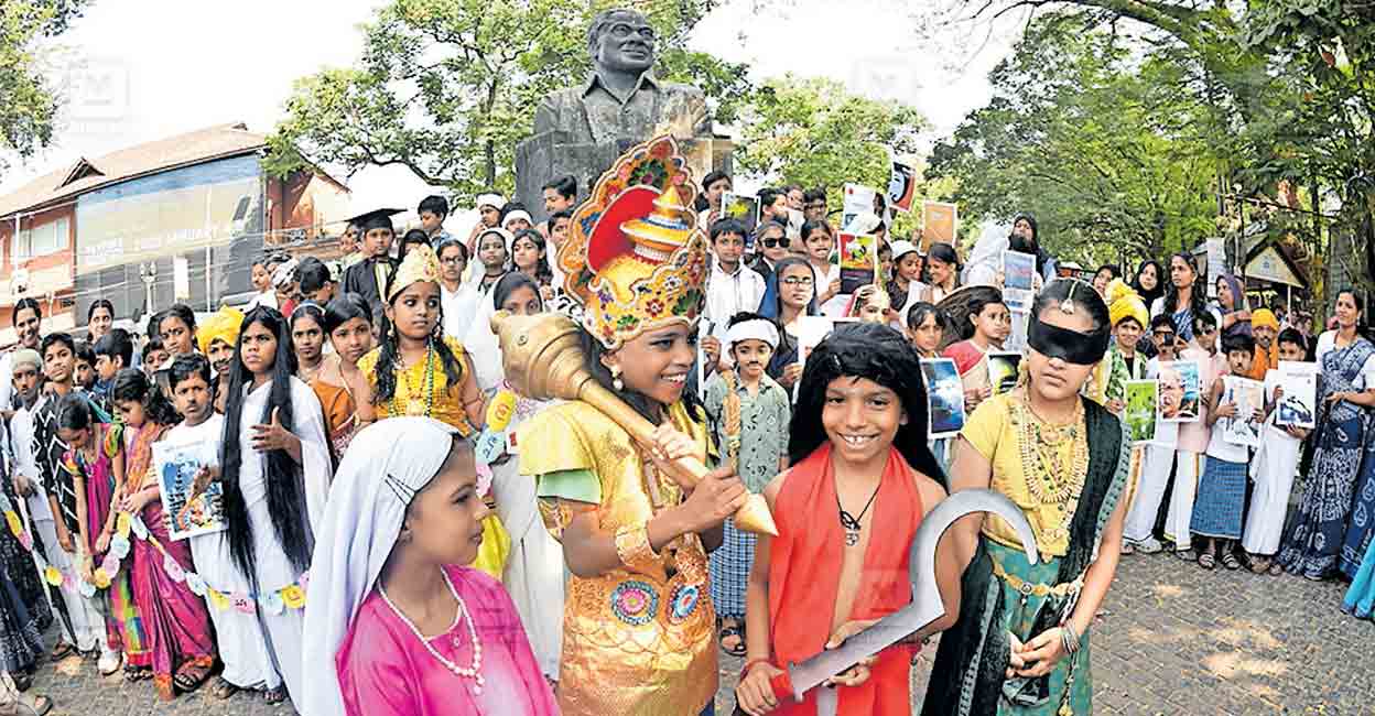 നൂറു കഥാപാത്രങ്ങളായി അവരെത്തി; സാഹിത്യനഗരത്തെ ധന്യമാക്കി | Kozhikode ...
