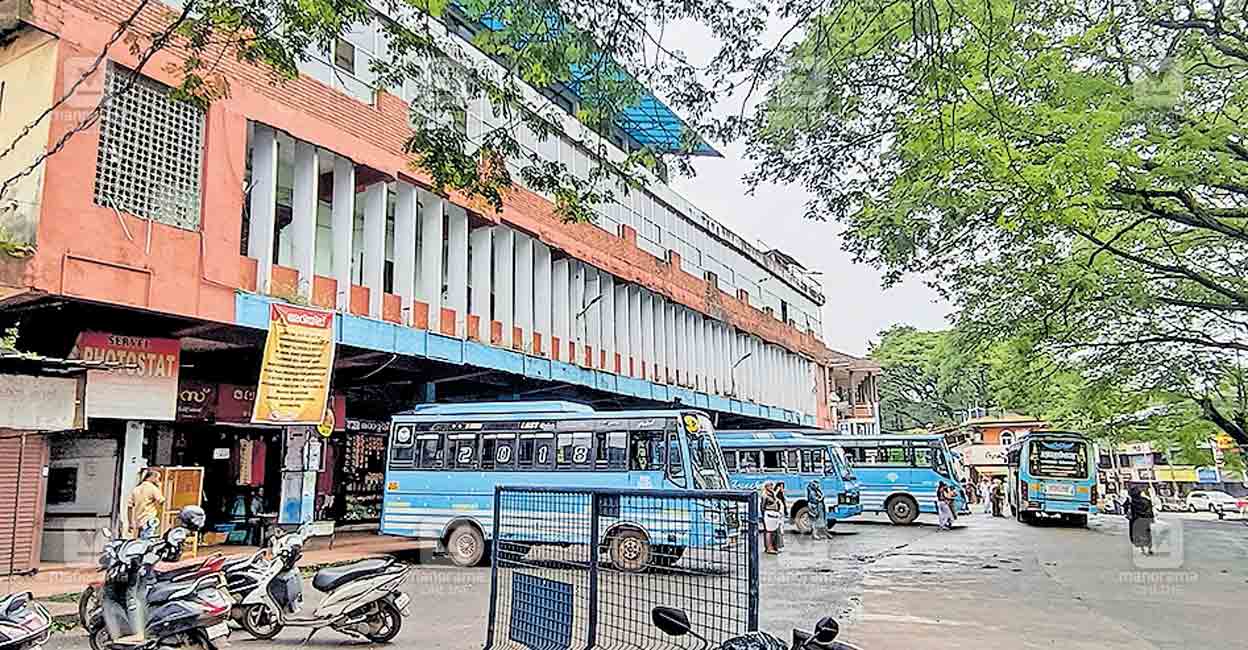 കൊടുവള്ളി നഗരസഭാ ഓഫിസ് കെട്ടിടം പൊളിക്കുന്നത് നീളുന്നു; പുതിയ കെട്ടിടം ...