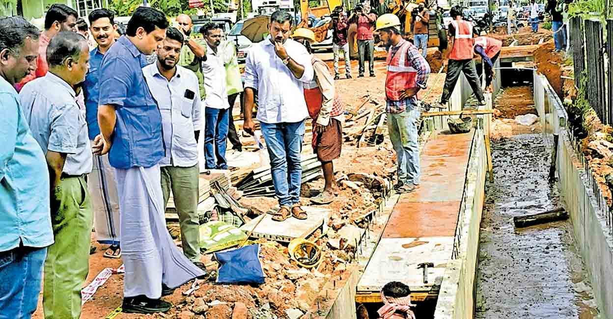പനാത്തുതാഴം-സിഡബ്ല്യുആർഡിഎം റോഡ് നേതാജി നഗർ മേൽപാലത്തിന് അടിയന്തര നടപടി ...