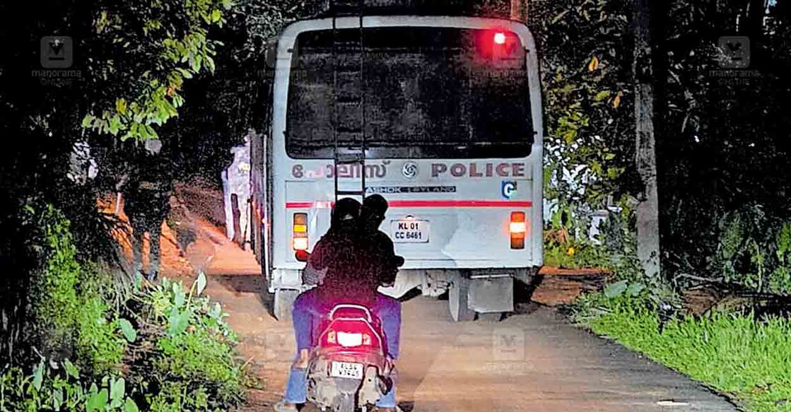 സ്ത്രീകളും കുട്ടികളും മാത്രമുള്ള വീടുകളിൽ രാത്രി പൊലീസ് റെയ്ഡ്; നടപടിയിൽ വ്യാപക പ്രതിഷേധം ...