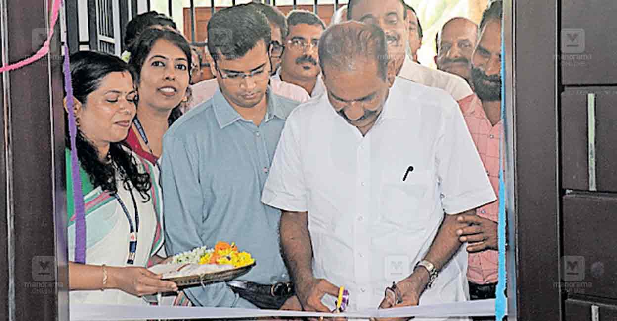 എലത്തൂർ വില്ലേജ് ഓഫിസ് ഇനി സ്മാർട്ട്; പഴയ കെട്ടിടം നവീകരിച്ചത് 50 ലക്ഷം ...