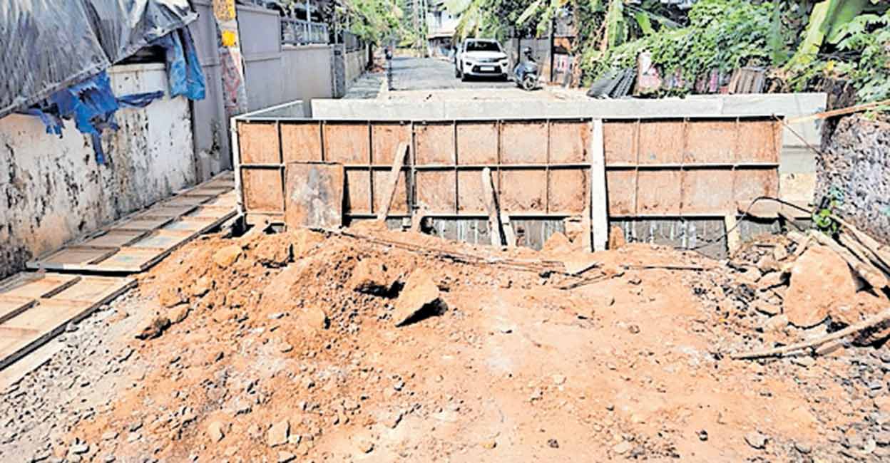 രാമനാട്ടുകര പാറമ്മൽ റോഡ്: ഓട പണി പൂർത്തിയാക്കാതെ റോഡ് ടാറിങ്; പ്രതിഷേധം ...