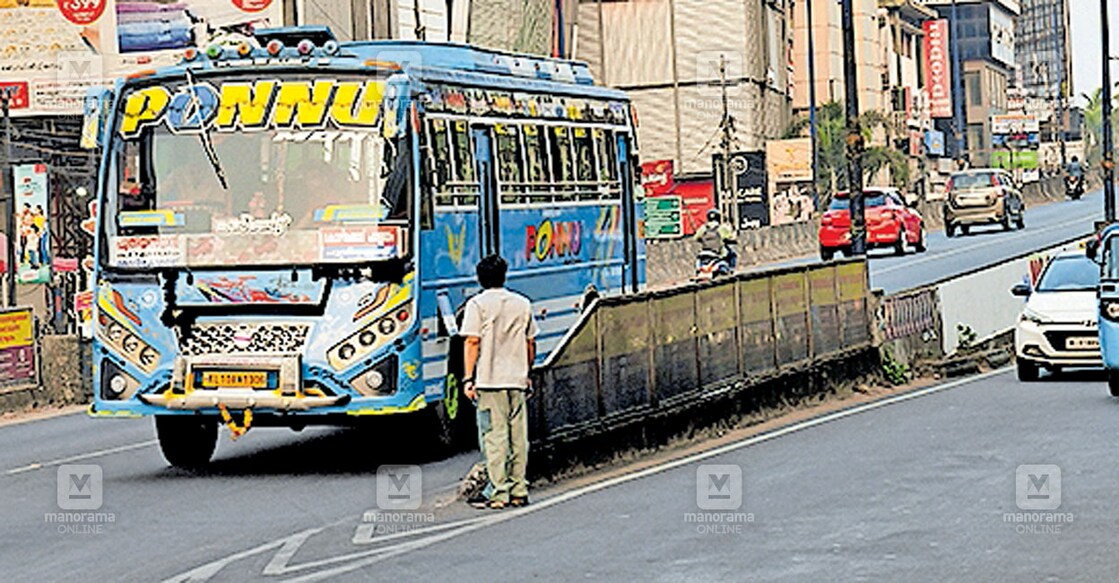 ട്രാഫിക് പൊലീസ് ബസ് റൂട്ട് മാറ്റി; അരയിടത്തുപാലം മുതൽ ഗതാഗതക്കുരുക്ക് ...