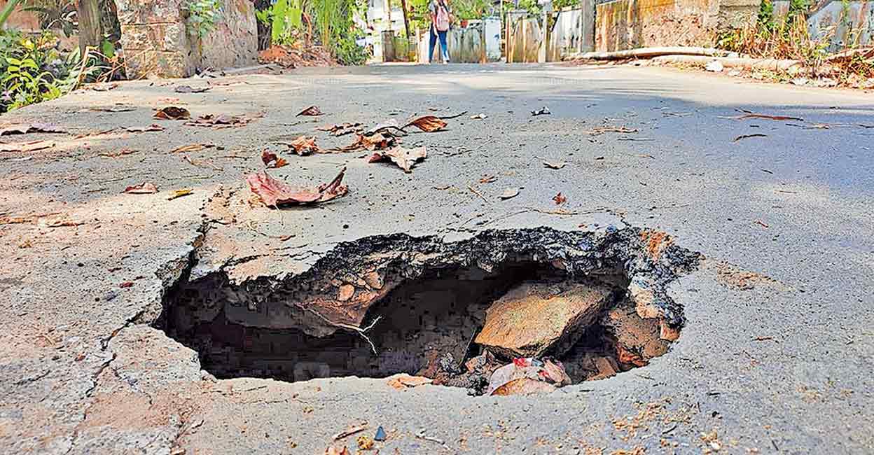 അപകടത്തിലേക്ക് വാ പിളർത്തി മാറാട് ബീച്ച് റോഡ്; റോഡിനു നടുവിൽ വൻ ഗർത്തം ...