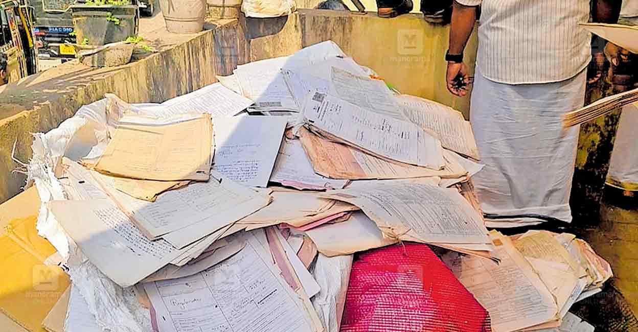 പഞ്ചായത്ത് ഓഫിസിൽ നിന്ന് നീക്കം ചെയ്ത ഫയലുകൾ ബസ് സ്റ്റാൻഡ് പരിസരത്ത് ...