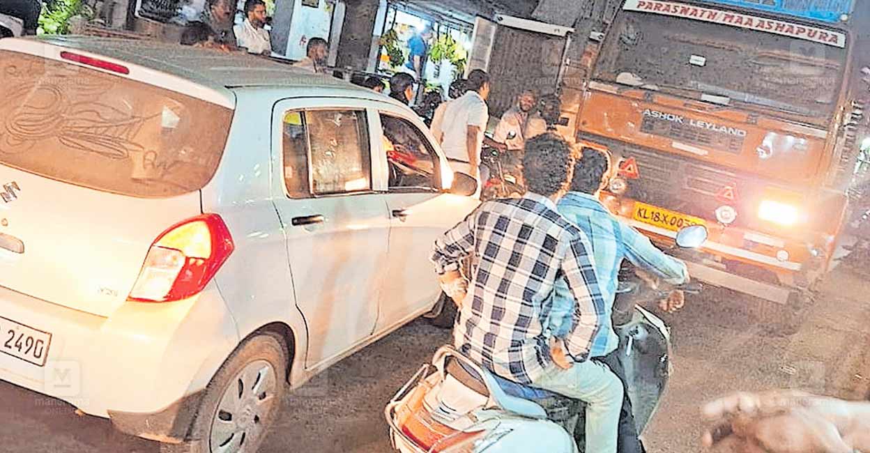 രാത്രിയിൽ വൺവേ തെറ്റിച്ച് വാഹനങ്ങൾ; കല്ലാച്ചിയിൽ ഗതാഗതക്കുരുക്ക് ...