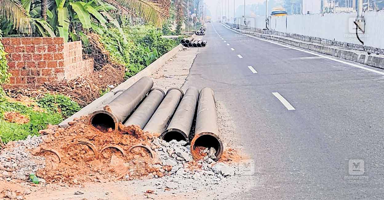പൈപ്പുകൾ: ദേശീയപാത സർവീസ് റോഡിൽ അപകടഭീഷണി ശക്തം | Ramanattukara | Water ...