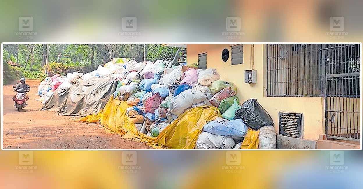 ശുചിമുറിയില്ലാതെ കല്ലാച്ചി കോടതി സമുച്ചയം; എംസിഎഫിനു പുറത്ത് ...
