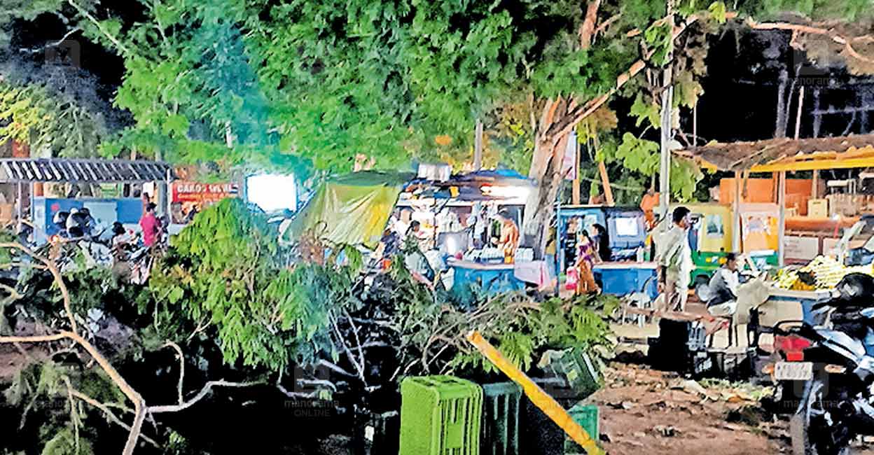 മാനാഞ്ചിറയ്ക്കു സമീപം നടപ്പാതയിലെ തെരുവു കച്ചവടക്കാരെ ഒഴിപ്പിച്ചു ...