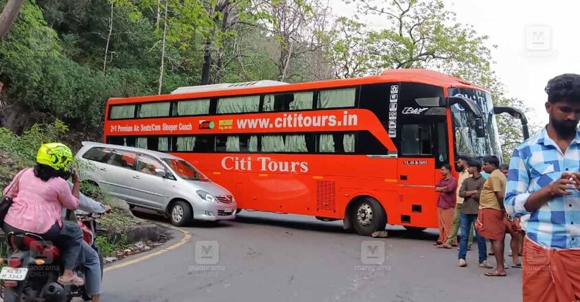 താമരശ്ശേരി ചുരം ആറാം വളവിൽ സ്വകാര്യ ബസ് തകരാറിലായി; രൂക്ഷമായ ഗതാഗത തടസം ...