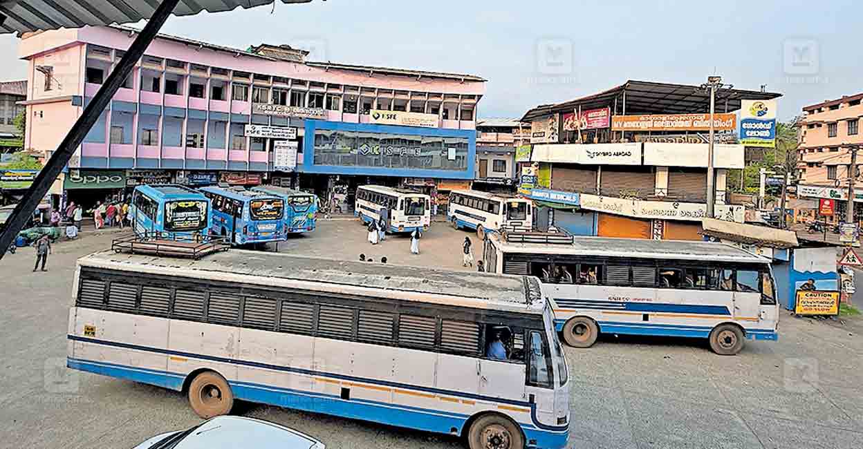 തിരുവമ്പാടി ബസ് സ്റ്റാൻഡിൽ കെഎസ്ആർടിസി ബസുകൾക്ക് ട്രാക്ക് അനുവദിക്കണം ...