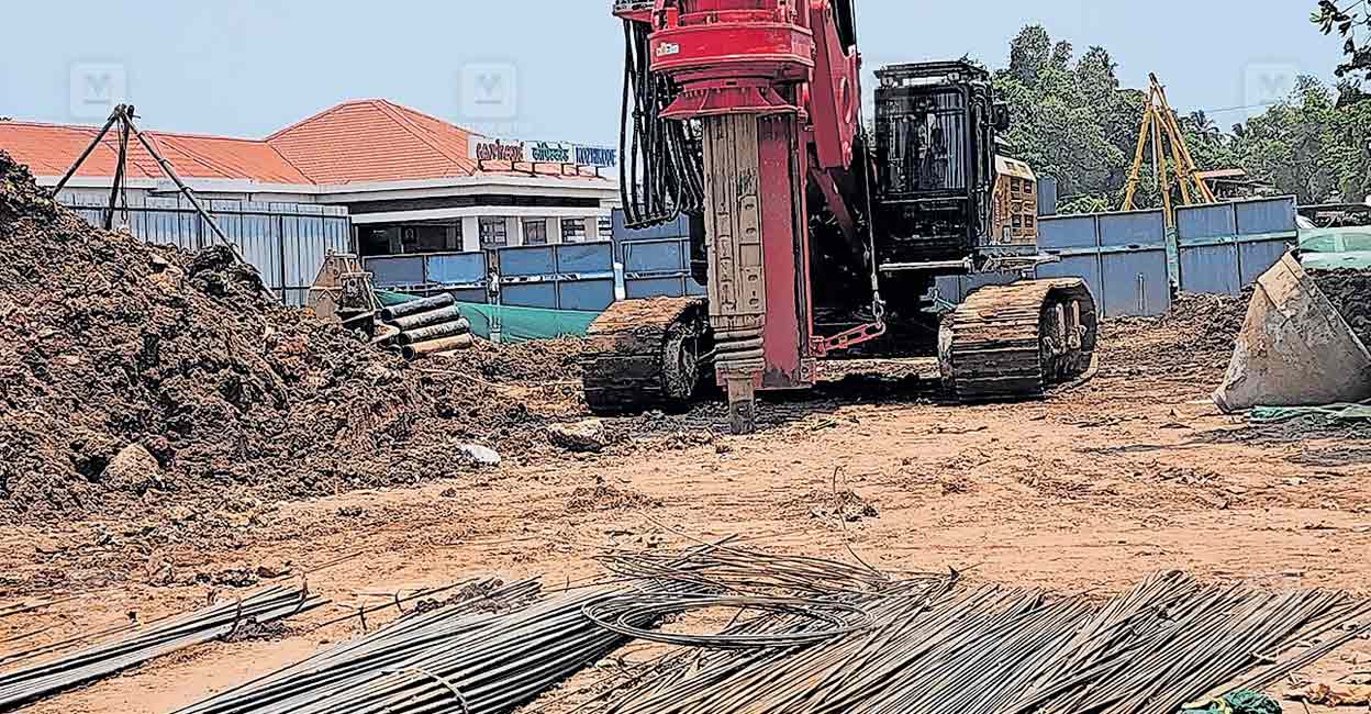റെയിൽവേ സ്റ്റേഷൻ നവീകരണം: രണ്ടാം ടെർമിനലിന് പൈലിങ് തുടങ്ങി | Kozhikode ...
