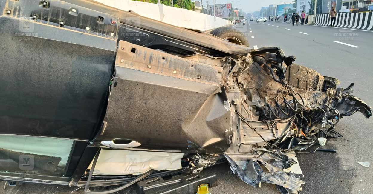 ദേശീയപാത 66 രാമനാട്ടുകരയിൽ നിർത്തിയിട്ട പൊലീസ് ജീപ്പിൽ കാറിടിച്ചു; 5 പേ ...