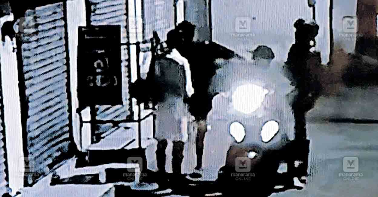 എങ്ങനെ പുലർച്ചെ ഒറ്റയ്ക്കു നടക്കും; നഗരത്തിൽ 3 ദിവസത്തിനിടെ 2 തവണ ...