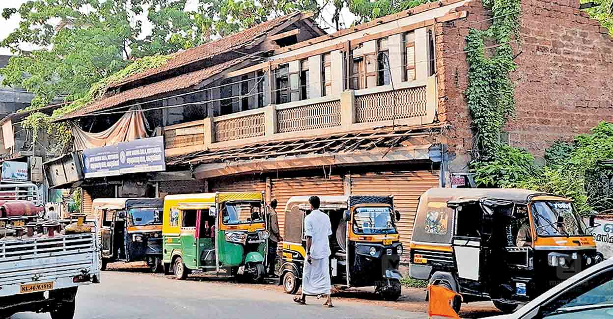 കല്ലാച്ചി ടൗൺ വികസനം പണി സ്തംഭിച്ചു; സ്ഥലം വിട്ടുകിട്ടാത്തതാണ് ...