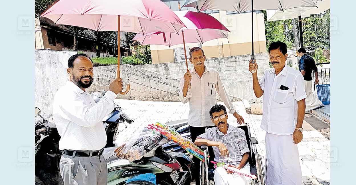 വർണക്കുടകൾ മുതൽ കാലൻ കുടകൾ വരെ; ഷമീറിന്റെ കുടകൾക്ക് അതിജീവനത്തിന്റെ ...