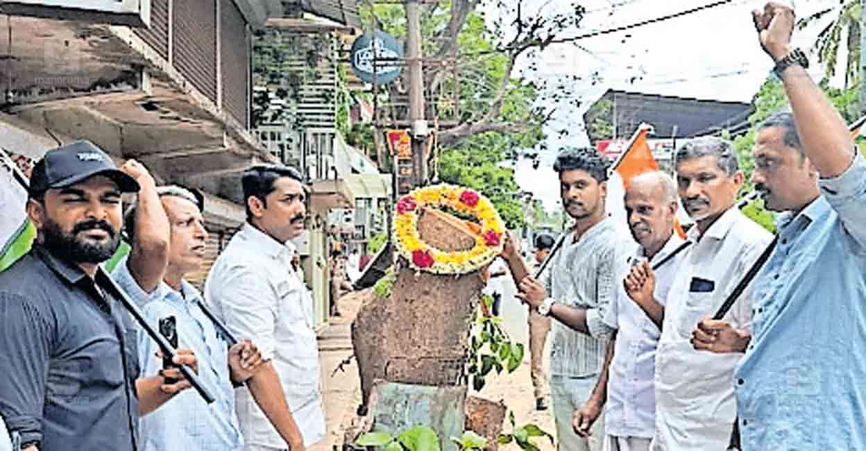 കല്ലാച്ചി സംസ്ഥാന പാതയിലെ മരം മുറി: കേസെടുക്കാൻ വൈകിയതിൽ പ്രതിഷേധം ...