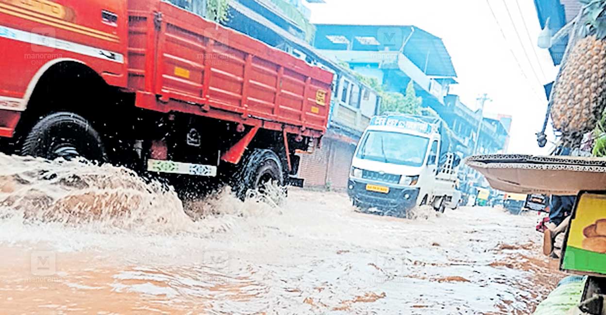 മഴ: ദുരിതങ്ങൾ തുടരുന്നു; വടകരയിൽ സർവീസ് റോഡിൽ വെള്ളക്കെട്ട് ...