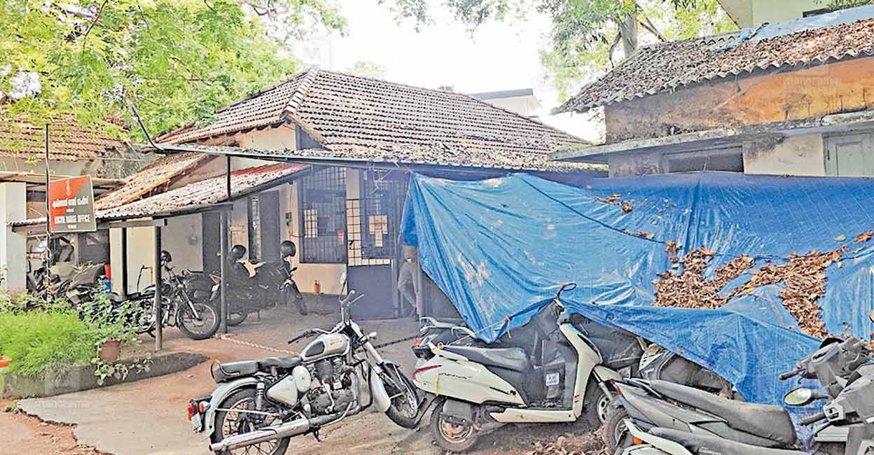സർക്കാർ ഓഫിസുകൾ അപകടത്തിൽ; പഴകി ഇടിഞ്ഞുവീഴാറായ കെട്ടിടങ്ങളിൽ സബ് ...