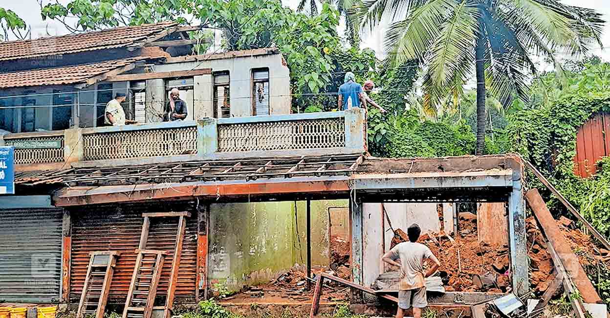 കല്ലാച്ചി ടൗണിലെ ജീർണിച്ച കെട്ടിടങ്ങൾ പൊളിച്ചു തുടങ്ങി; പൊലീസ് ...