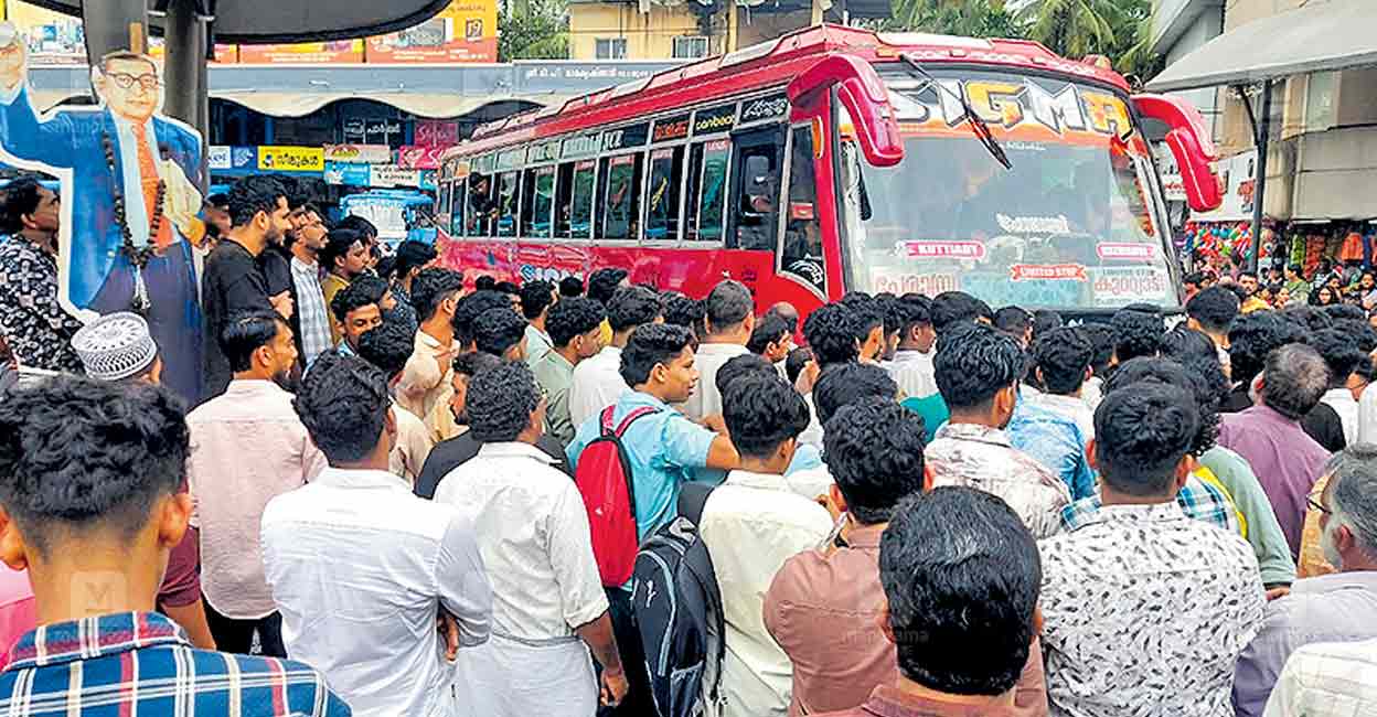 അമിതവേഗത്തിൽ സ്വകാര്യ ബസ്; വിദ്യാർഥികളും നാട്ടുകാരും തടഞ്ഞു | Perambra | bus accident | student ...