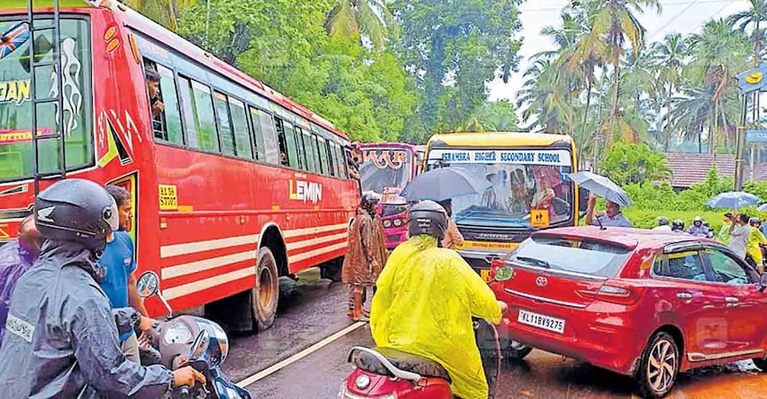 കുറ്റ്യാടി കോഴിക്കോട് റൂട്ടിൽ സ്വകാര്യ ബസുകളുടെ അമിത വേഗം; കണ്ണടച്ച് ...