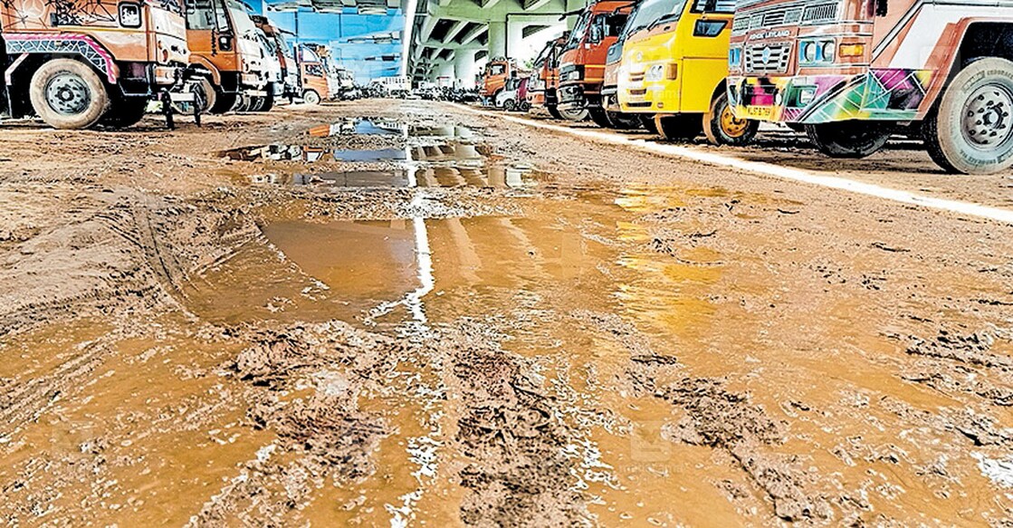 പാർക്കിങ്ങിന് എത്തുന്ന വാഹനങ്ങൾ കയറിയിറങ്ങി രാമനാട്ടുകര മേൽപാലത്തിന്റെ ...