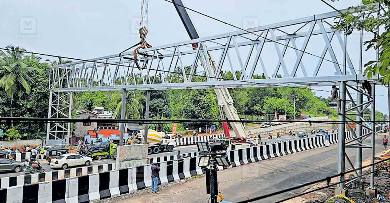 ദേശീയപാത: കൊടൽ നടക്കാവിൽ ഫുട് ഓവർബ്രിജ് ഒരു മാസത്തിനകം തുറക്കും | Kodal ...