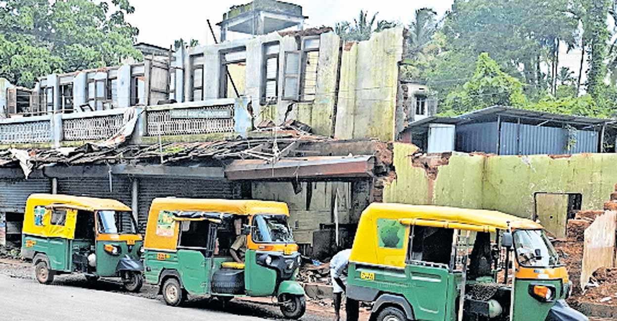 കല്ലാച്ചി ടൗൺ വികസനം: കൂടുതൽ കടകൾ പൊളിച്ചു തുടങ്ങി | Kallachi ...