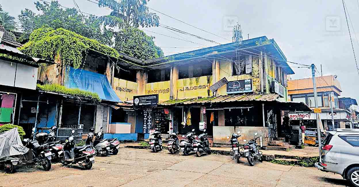 വീഴാറായ വില്ലേജ് ഓഫിസ് കെട്ടിടം ഉടൻ‌ പൊളിച്ചുമാറ്റണം; സ്മാർട് ...