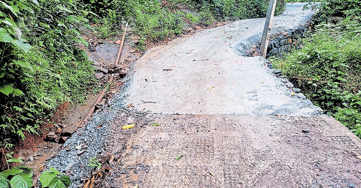 കോൺക്രീറ്റ് ചെയ്ത റോഡ് മഴയിൽ ഒലിച്ചുപോയി; പ്രതിഷേധം | Naduvannur | Road ...