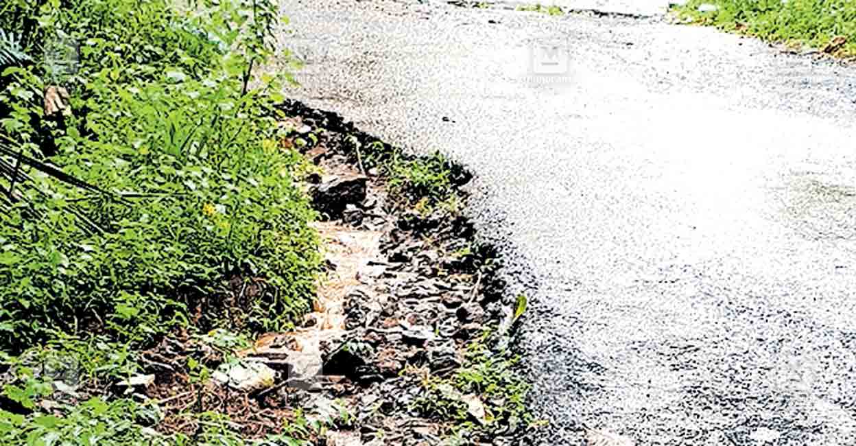 മതിയായ ഓടയില്ല; പൊന്നോറത്ത് കയറ്റത്തിൽ വൻ കിടങ്ങ് രൂപപ്പെട്ടു | Road ...