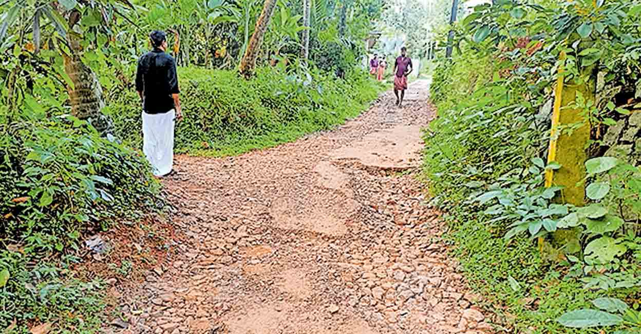 വഴി നടക്കാൻ കഴിയാത്തവിധം റോഡ് പൊട്ടിപ്പൊളിഞ്ഞു | Naduvannur Road ...