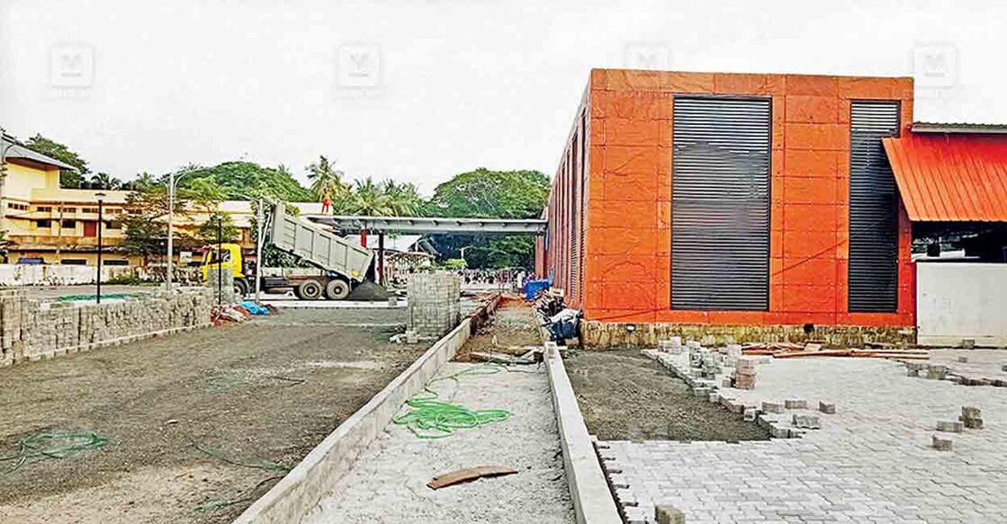 ഫറോക്ക് റെയിൽവേ സ്റ്റേഷൻ നവീകരണ പ്രവൃത്തി ആദ്യം കുതിച്ചു, പിന്നെ ...