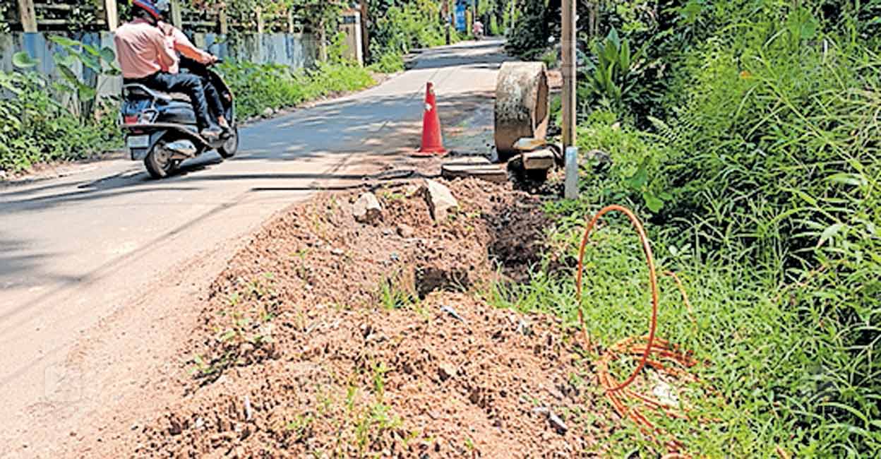 കേബിൾ കുഴി മൂടിയില്ല; ഐപിഎം വോളി അക്കാദമിക്കു സമീപം അപകടഭീഷണി ...