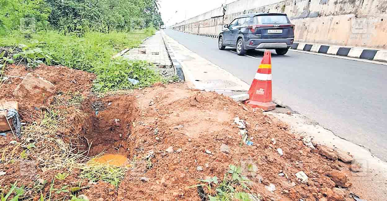നടപ്പാത വെട്ടിപ്പൊളിച്ച് കേബിൾ സ്ഥാപിക്കാൻ എടുത്ത കുഴി മൂടിയില്ല ...