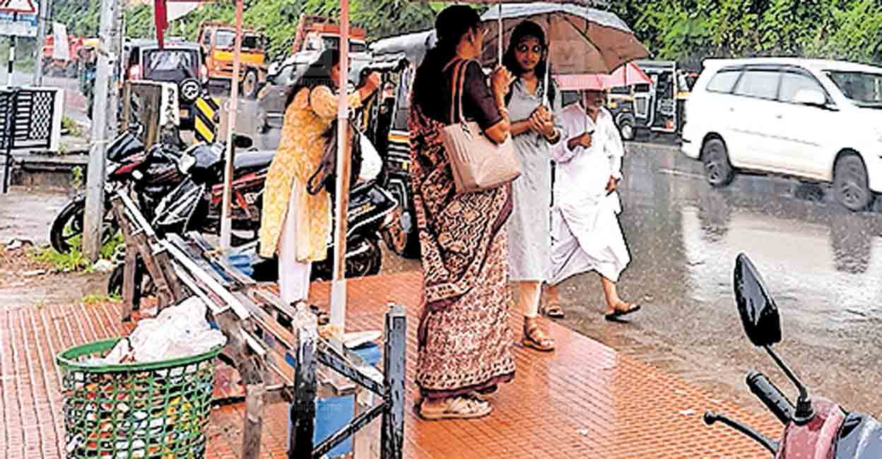 ബസുകൾക്ക് അംഗീകൃത സ്റ്റോപ് ഉണ്ട്, യാത്രക്കാർക്ക് നിൽക്കാനോ ഇരിക്കാനോ ...