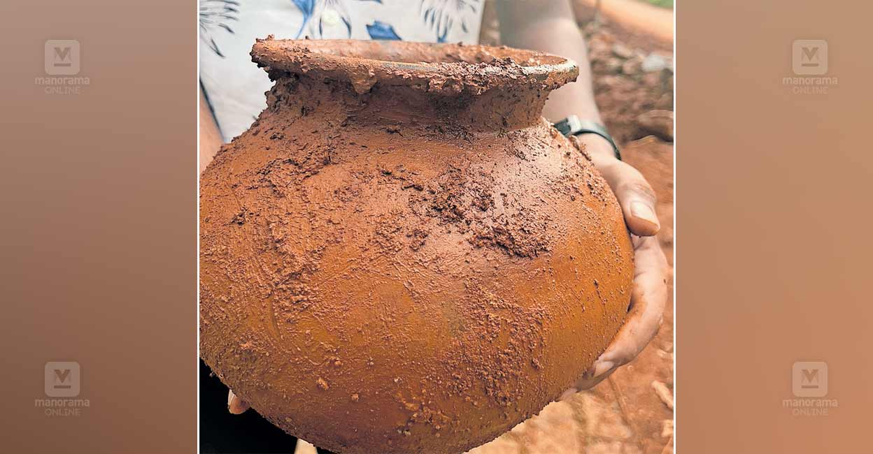 നന്നങ്ങാടികൾ കണ്ടെത്തിയ സ്ഥലം പുരാവസ്തു അധികൃതർ പരിശോധിച്ചു | Narikkuni ...