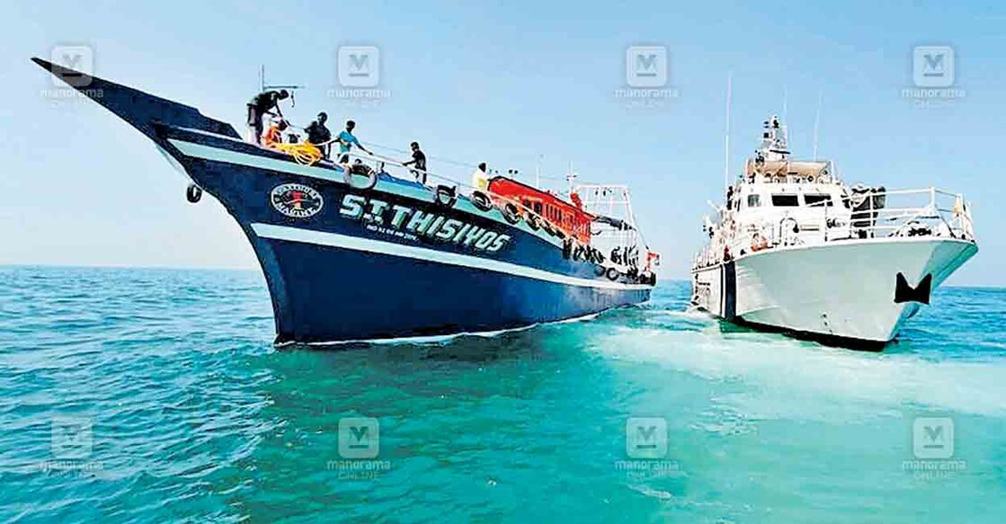 നടുക്കടലിൽ ബോട്ടിൽ വെള്ളം കയറി: തൊഴിലാളികളെ രക്ഷപ്പെടുത്തി | Kerala ...