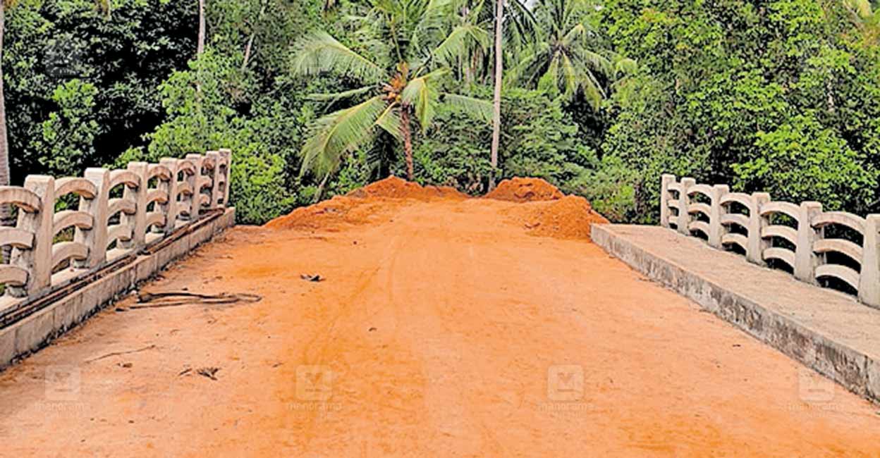 അക്കരയിക്കരെ എത്താതെങ്ങനെ പാലമാകും? അപ്രോച്ച് റോഡ് ഇല്ലാതെ കൊയമ്പ്രത്തു ...