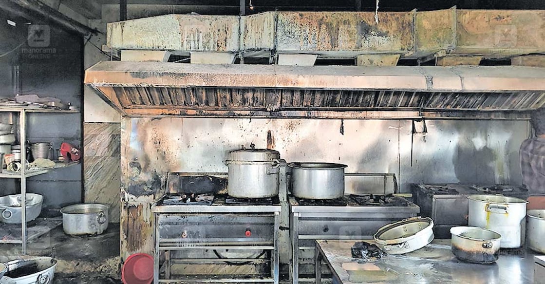 പുതിയ ബസ് സ്റ്റാൻഡ് പരിസരത്തെ ആര്യ ഭവൻ വെജിറ്റേറിയൻ ഹോട്ടലിൽ തീപിടിത്തം ...