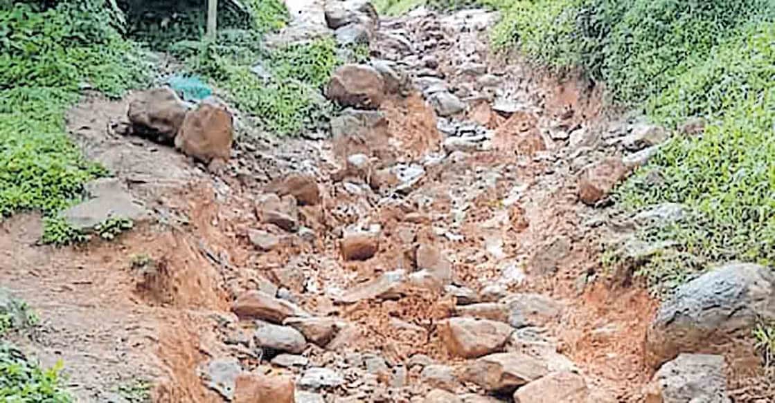 ഇതുവഴി ഒരു റോഡുണ്ടായിരുന്നു; പൂവാറൻതോട്-ചാലിയാർ റോഡിലൂടെ ദുരിതയാത്ര ...