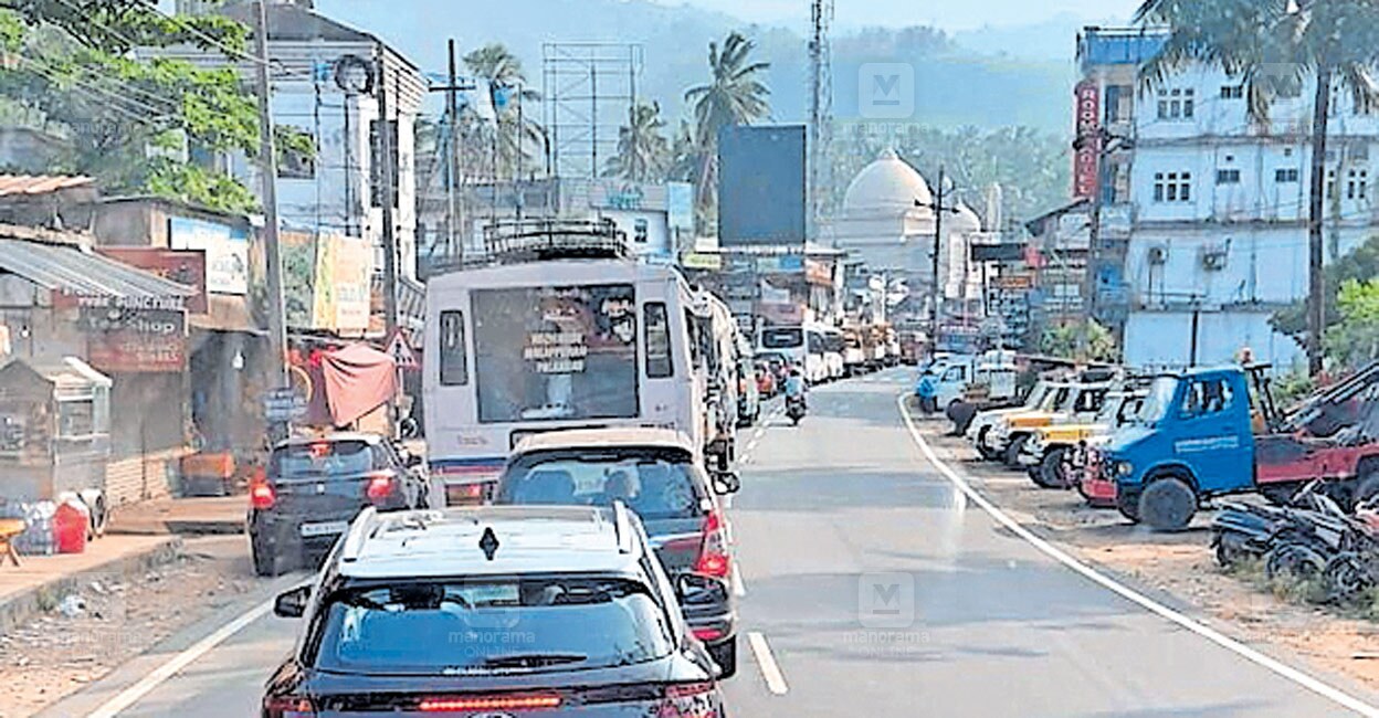 അഭൂതപൂർവമായ വാഹനത്തിരക്കിൽ വീർപ്പുമുട്ടി താമരശ്ശേരി ചുരം; വൈത്തിരി മുത ...